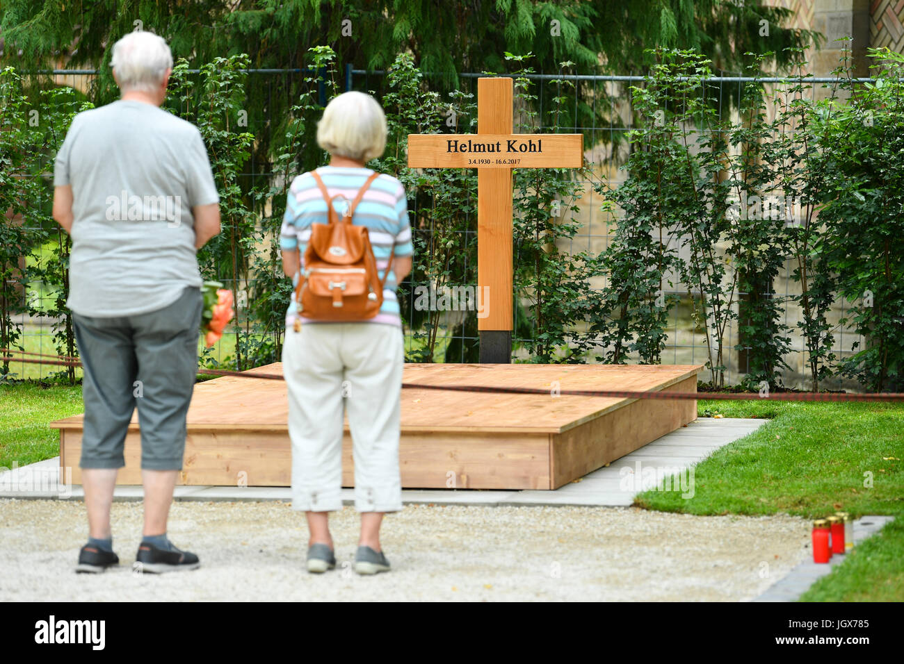 Speyer, Germany. 11th July, 2017. Two visitors pictured at the grave of ...