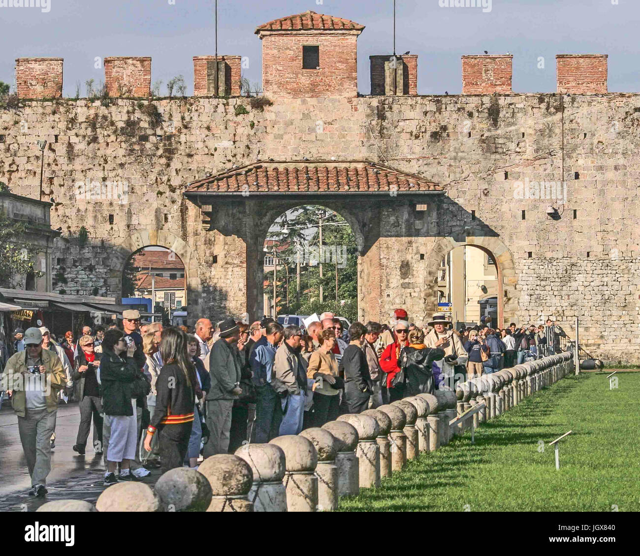 Pisa, Italy. 15th Oct, 2004. A tour guide lectures sightseers inside ...
