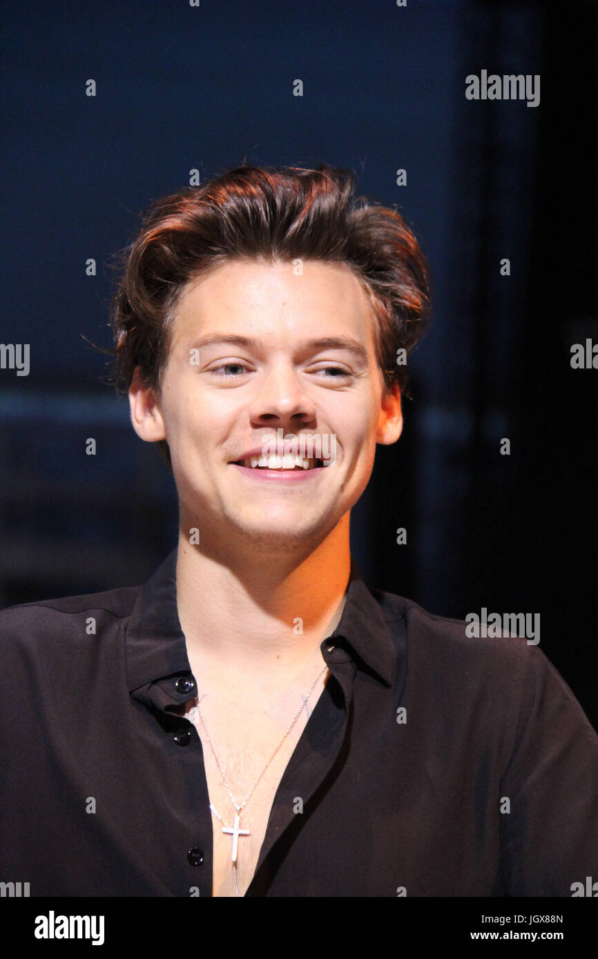 Harry styles 2017 hi-res stock photography and images - Alamy