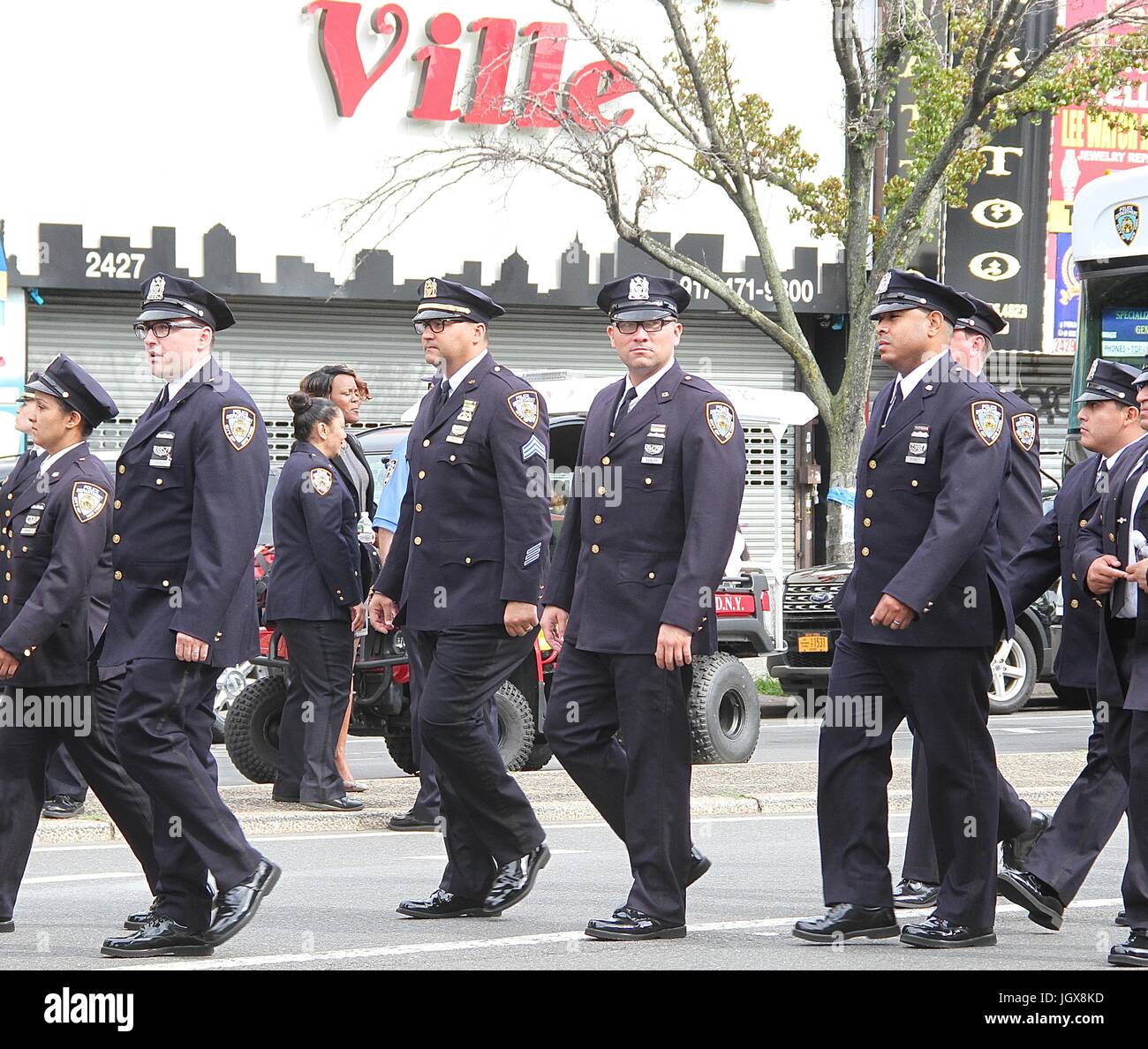 Police officers line funeral hi-res stock photography and images - Alamy