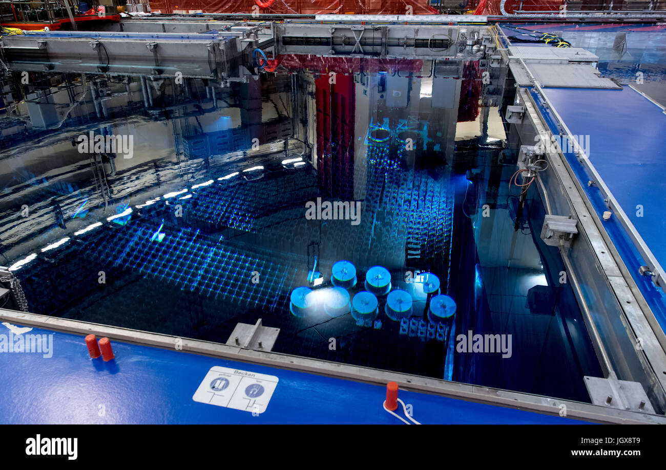 Nuclear power plant cooling pool hi-res stock photography and images ...
