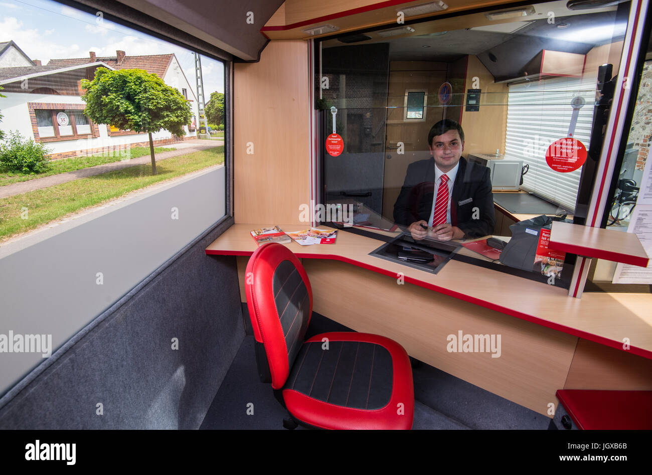 Bornsdorf, Germany. 6th July, 2017. Bank worker Nico Bandick inside a ...