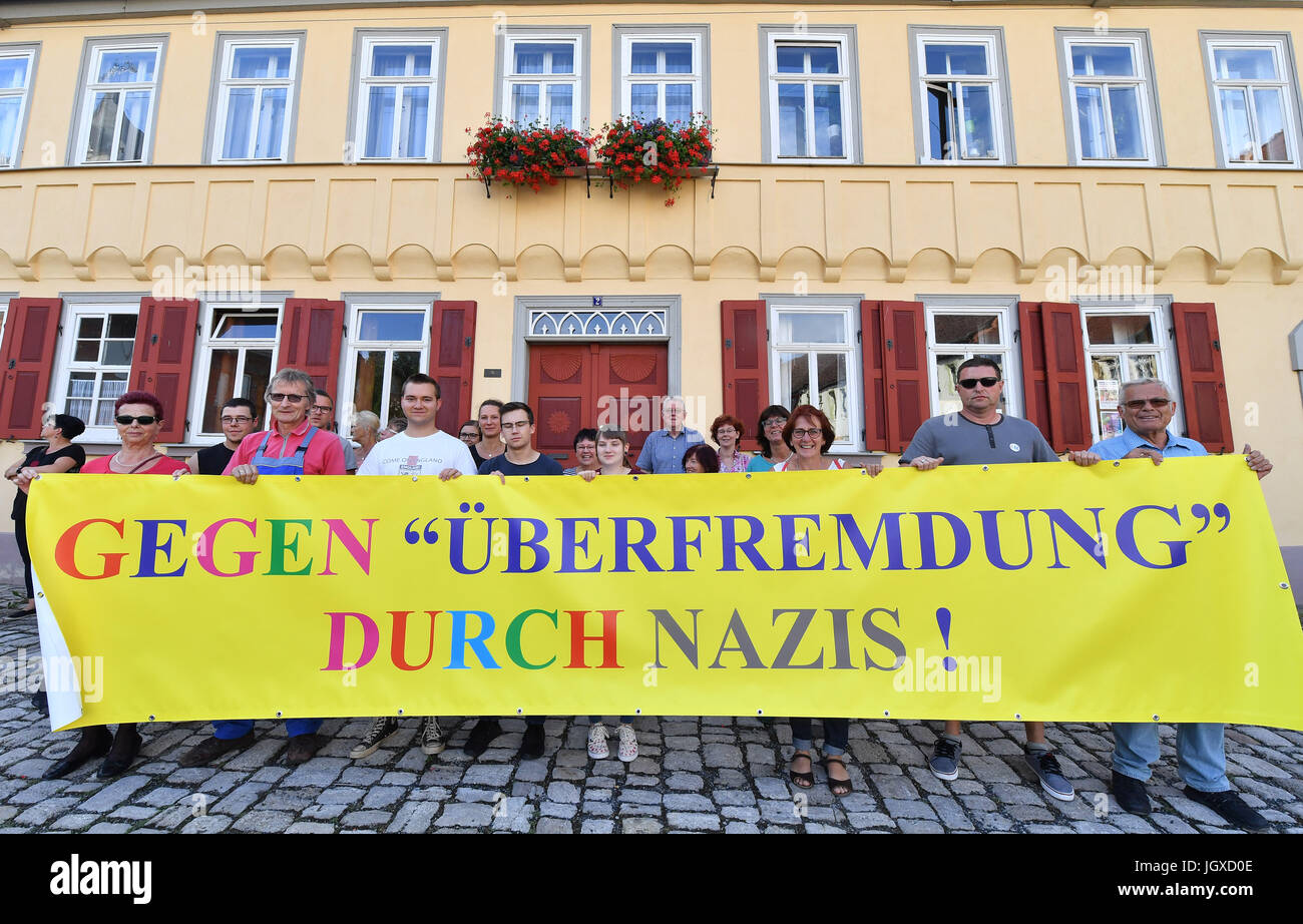 A banner saying 'Gegen »Überfremdung« durch Nazis' (lit. against ...