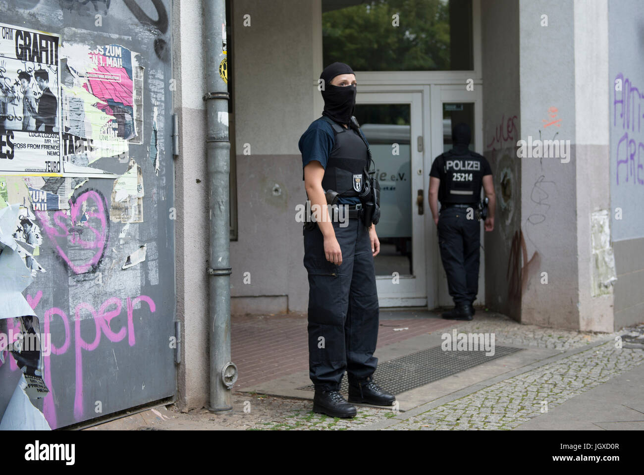 Berlin, Germany. 12th July, 2017. Masked police officers stand in front ...