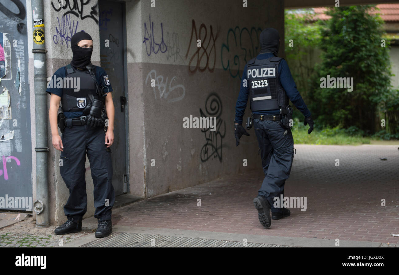 Berlin, Germany. 12th July, 2017. Masked police officers stand in front ...