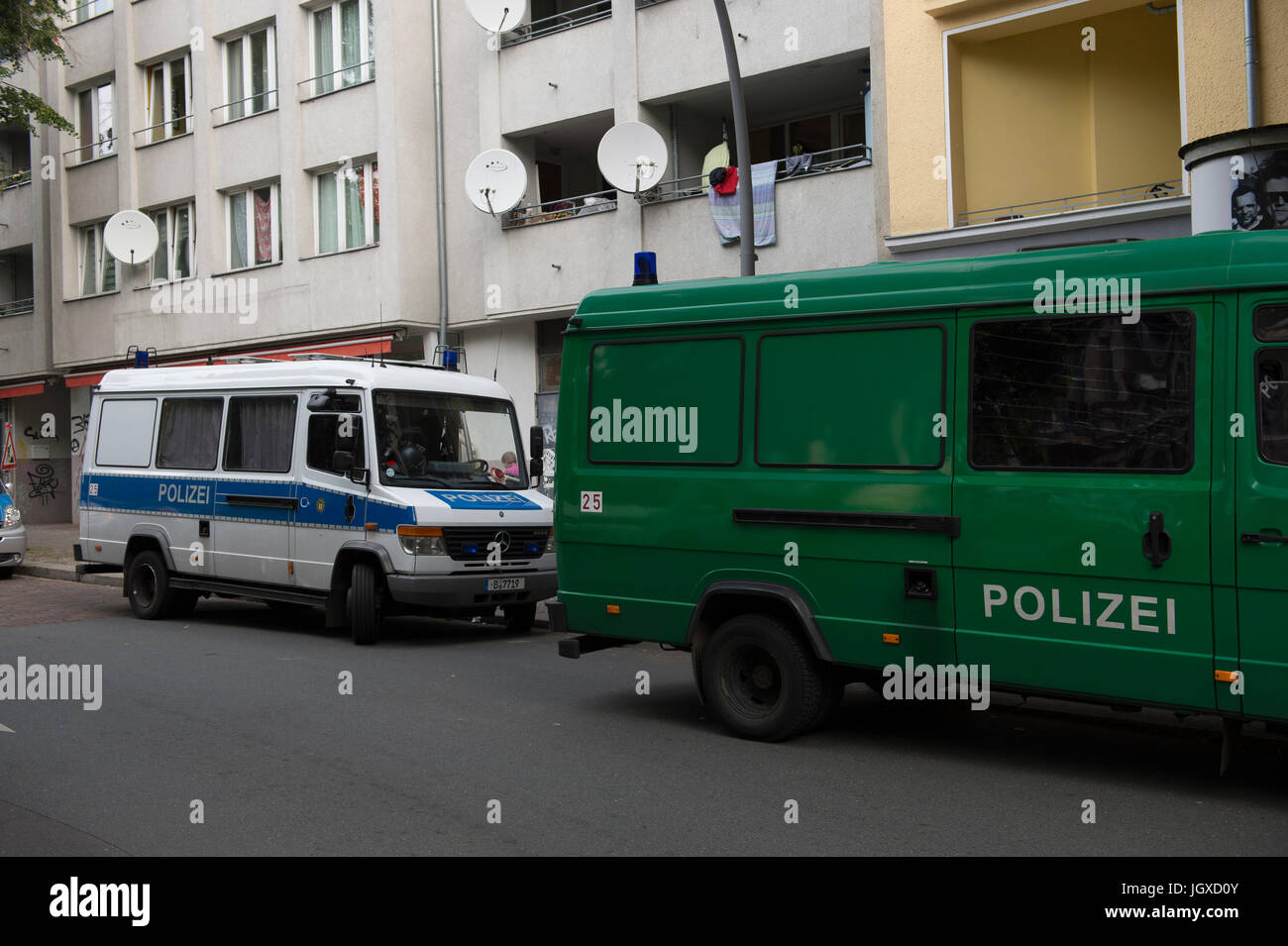 Berlin, Germany. 12th July, 2017. Police vans stand in front of a house ...