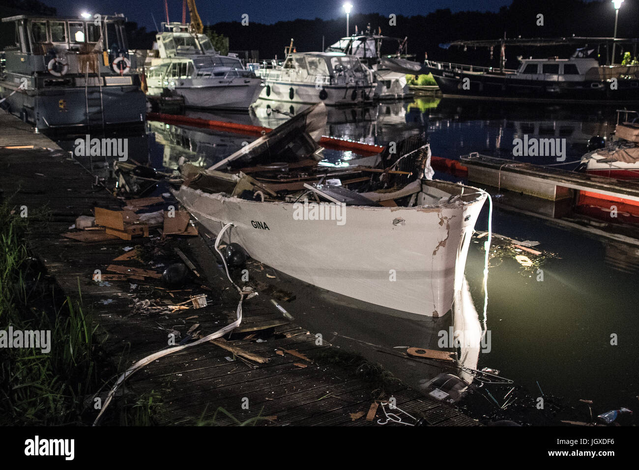 Minden, Germany. 12th July, 2017. dpatop - The destroyed motor yacht ...