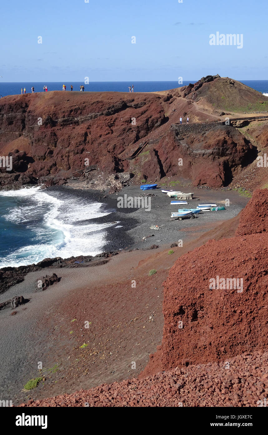 Fischerboote am Lavastrand bei El Golfo, Lanzarote, Kanarische Inseln ...