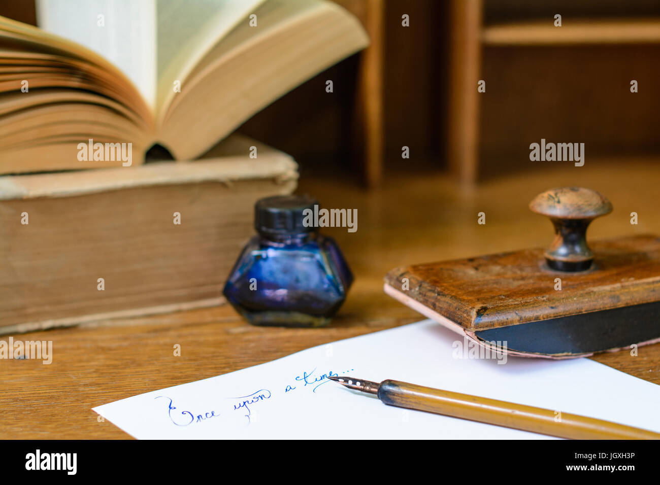 Ink pot and pen hi-res stock photography and images - Alamy