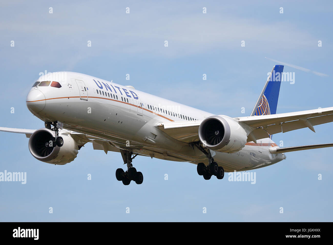 United Airlines Boeing 787-9 N27965 landing at Heathrow Airport, UK ...