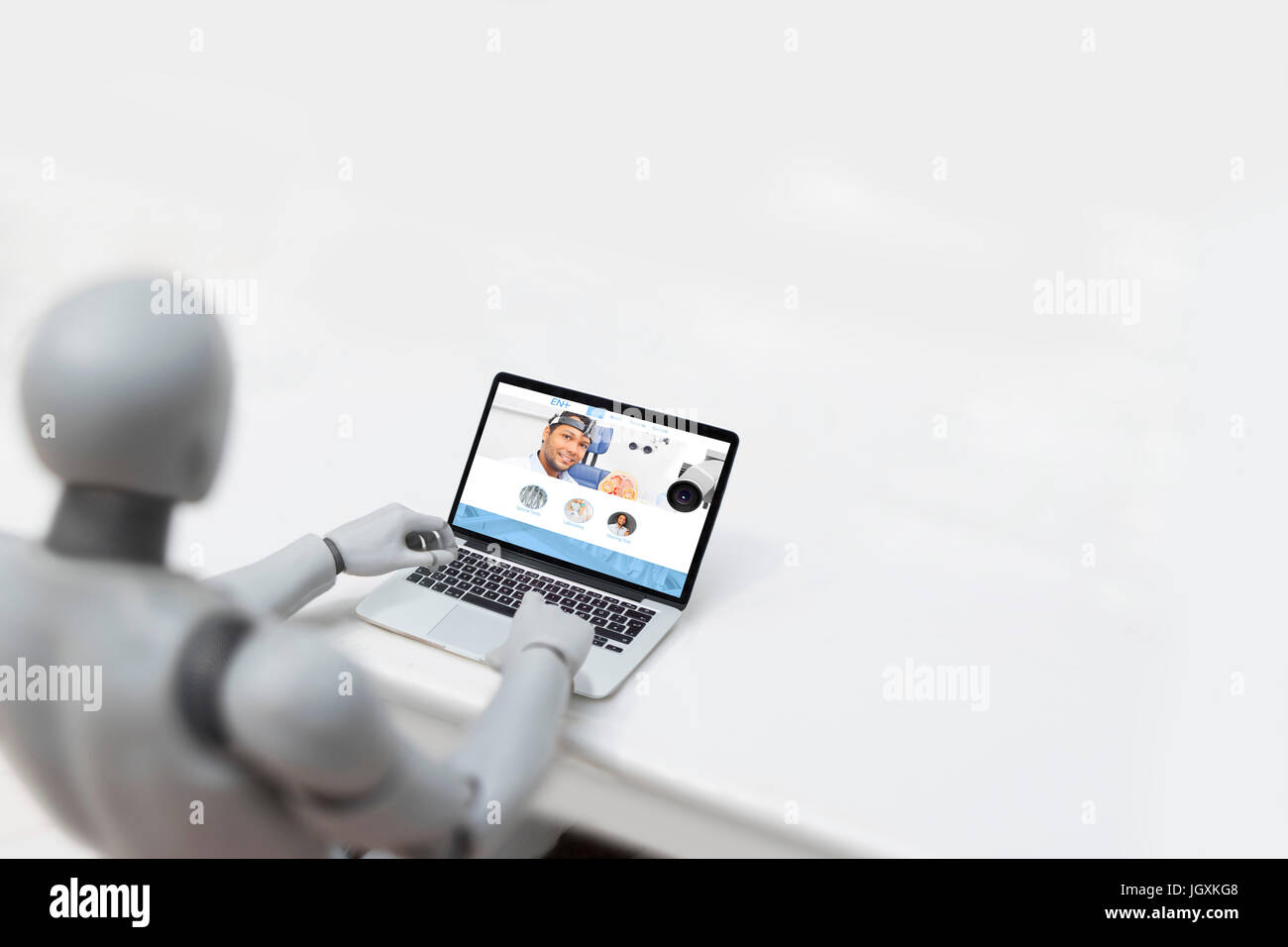 Robot consulting doctor online Stock Photo - Alamy