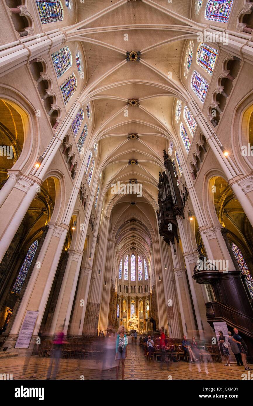 Chartres cathedral nave hi-res stock photography and images - Alamy