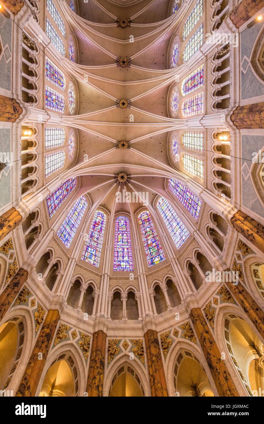 Nave chartres cathedral hi-res stock photography and images - Alamy