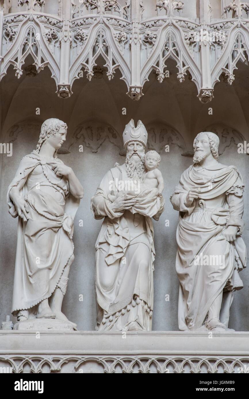Statue chartres cathedral hi-res stock photography and images - Alamy