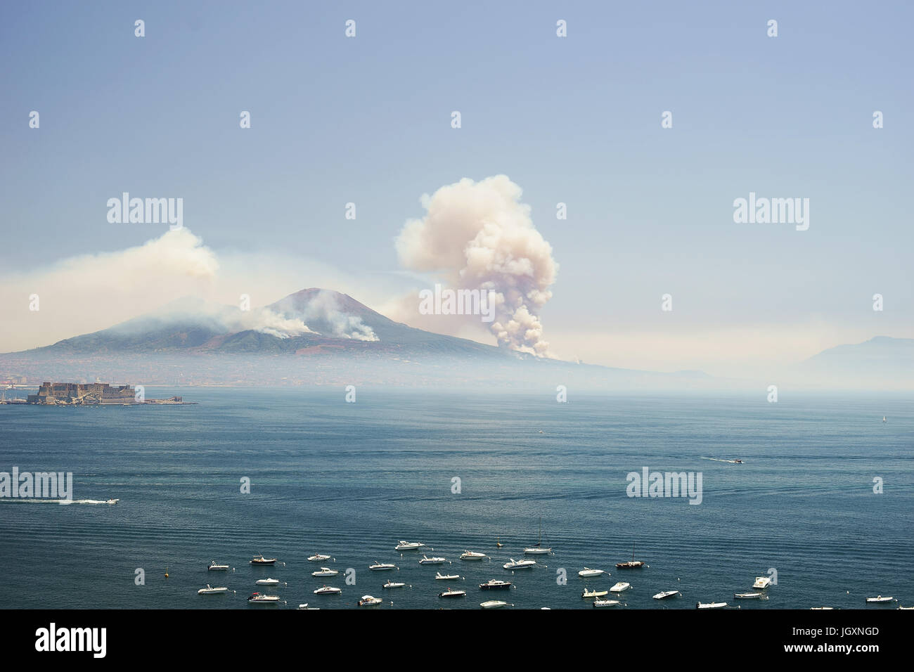 2017-07-11 naples italy fire on vesuvius mountain Stock Photo - Alamy