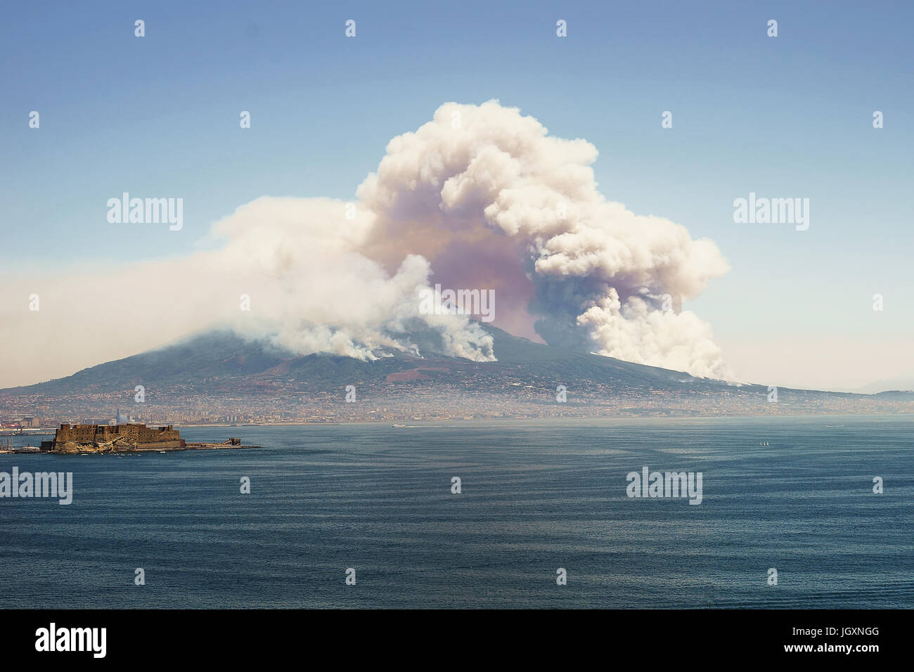 2017-07-11 naples italy fire on vesuvius mountain Stock Photo - Alamy