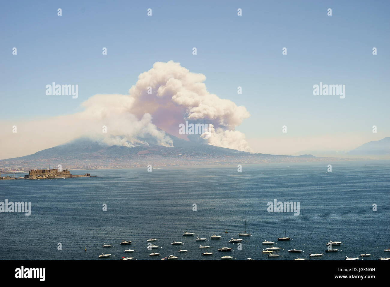 2017-07-11 naples italy fire on vesuvius mountain Stock Photo - Alamy