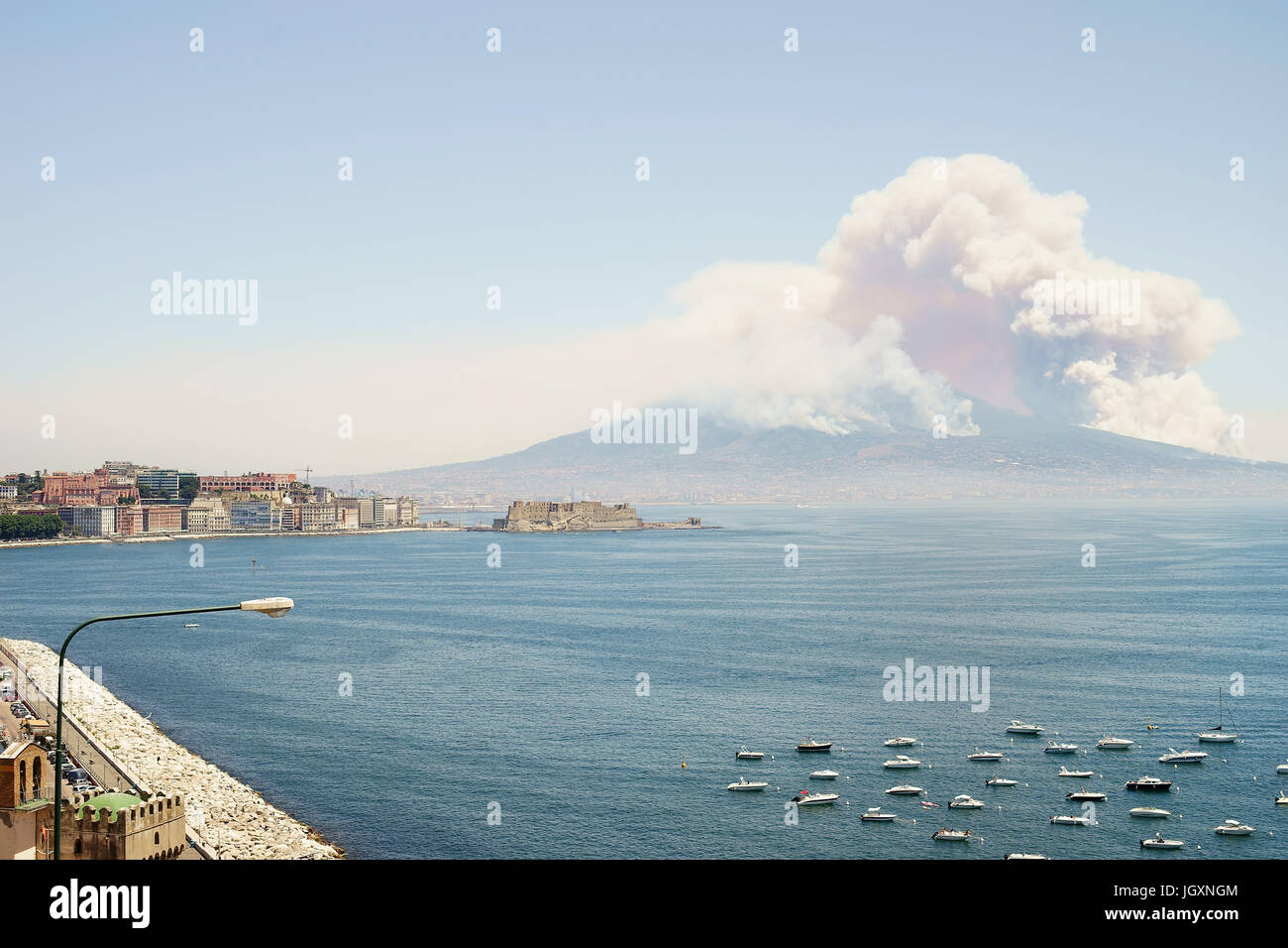 2017-07-11 naples italy fire on vesuvius mountain Stock Photo - Alamy