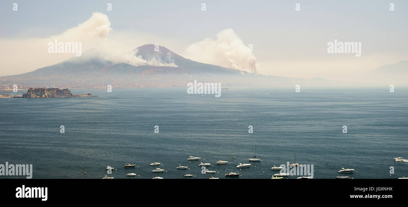 Gulf of naples napoli smoke vesuvius hi-res stock photography and ...