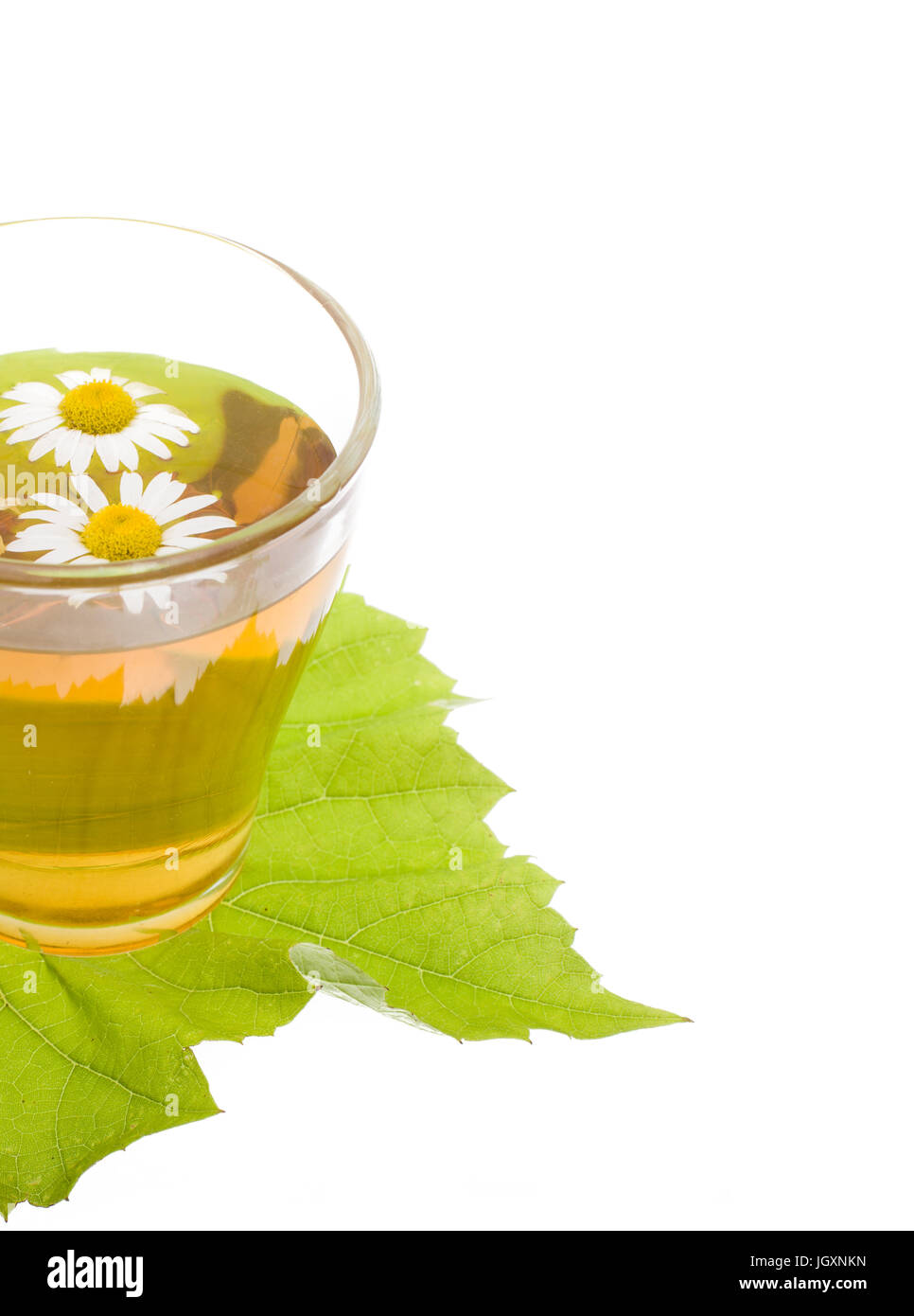 Herbal camomile tea isolated on white background > Kamillentee in Glas ...