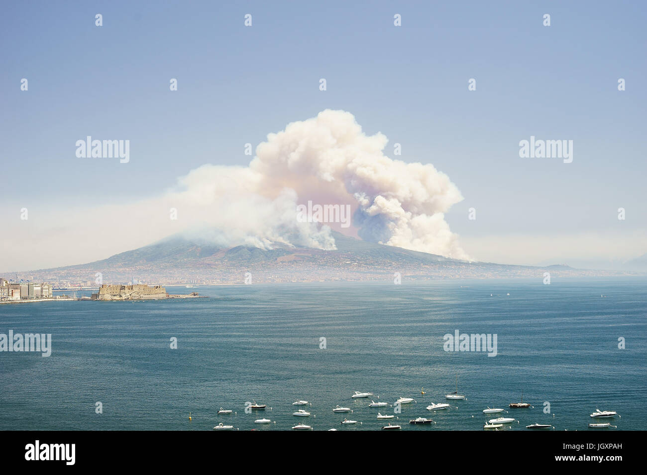 2017-07-11 naples italy fire on vesuvius mountain Stock Photo - Alamy