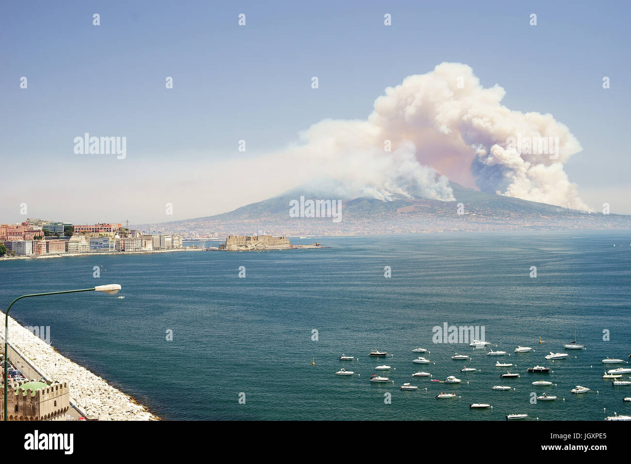 2017-07-11 naples italy fire on vesuvius mountain Stock Photo - Alamy