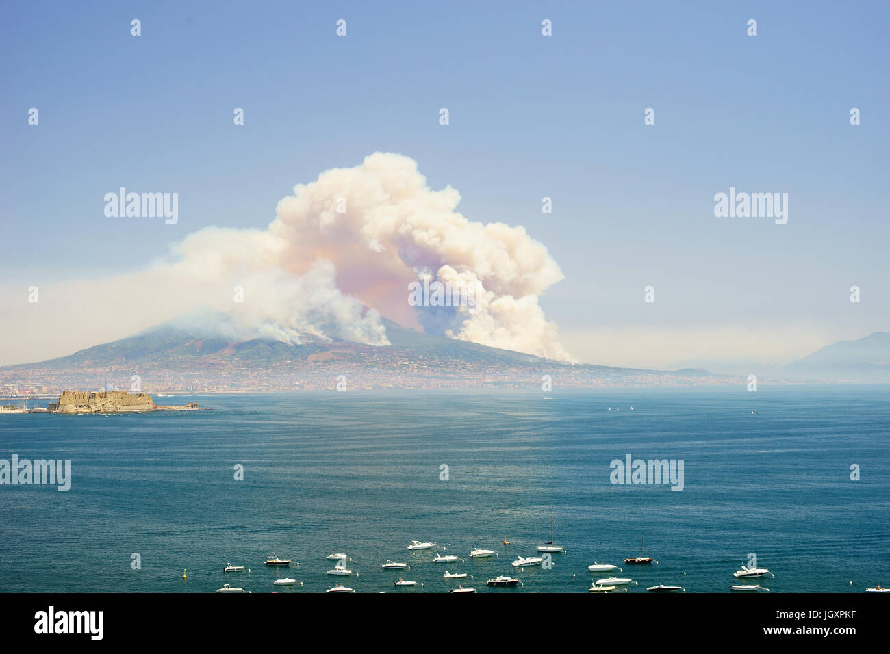 2017-07-11 naples italy fire on vesuvius mountain Stock Photo - Alamy