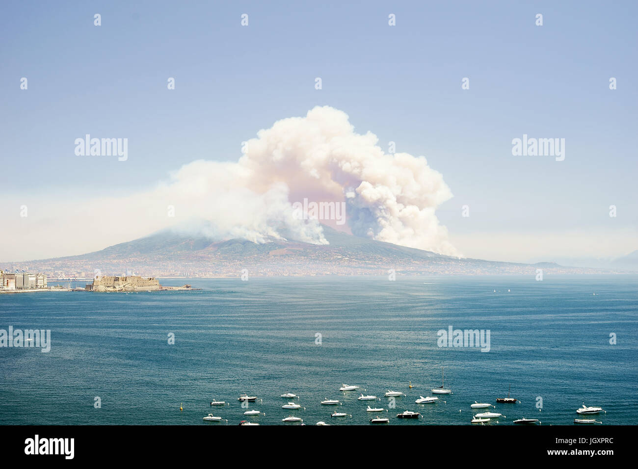 Gulf of naples napoli smoke vesuvius hi-res stock photography and ...