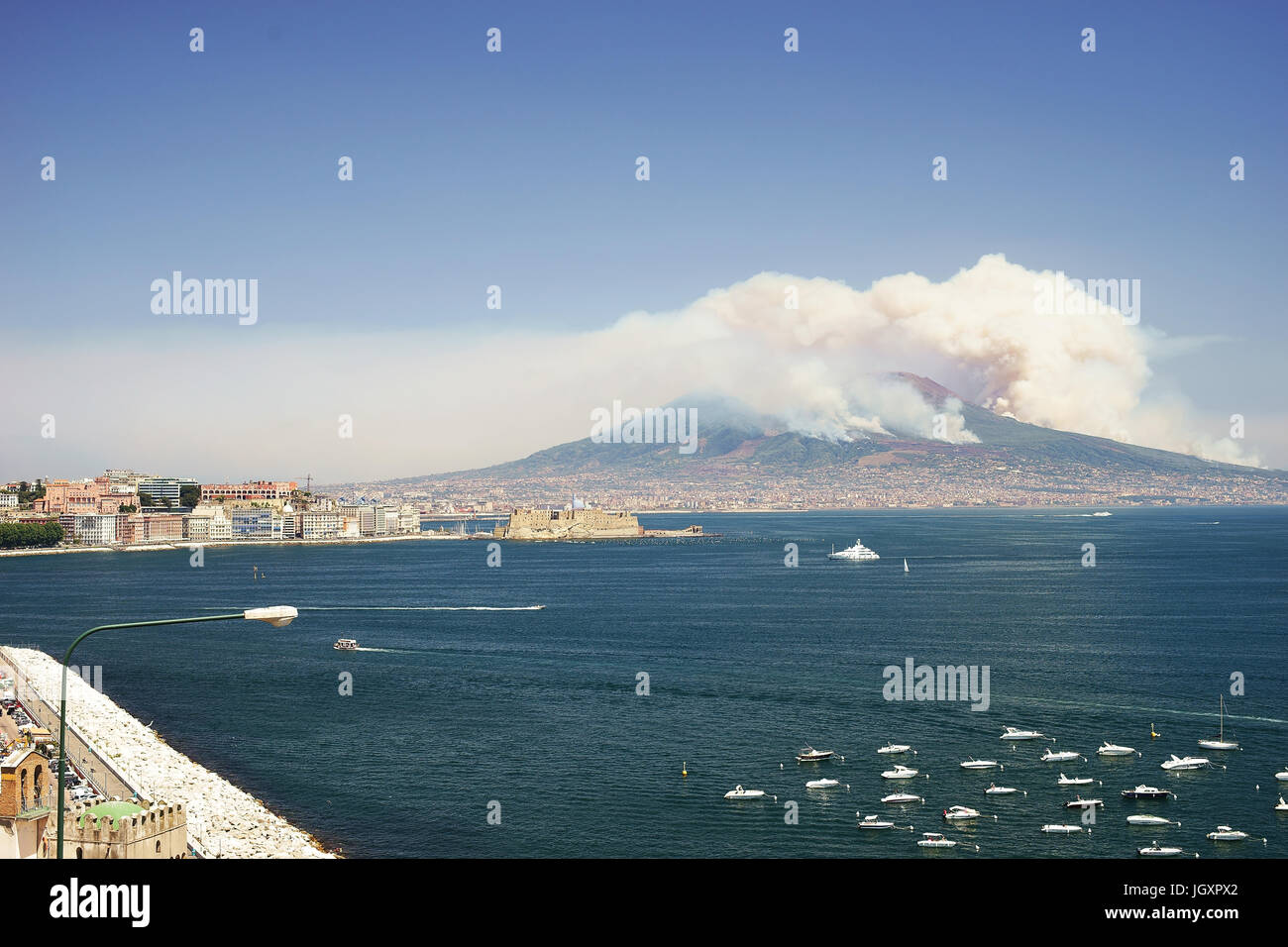2017-07-11 naples italy fire on vesuvius mountain Stock Photo - Alamy