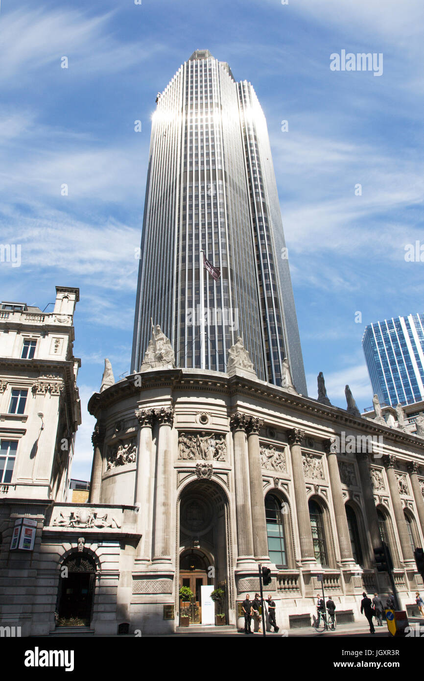LONDON - MAY 25: Outside view of Tower 42, a skyscraper in the City of ...