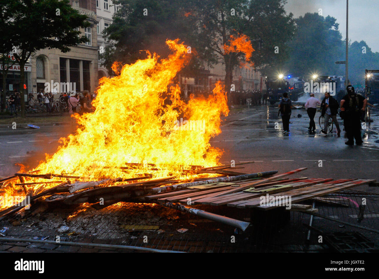 Black Bloks provoke violent riots in Hamburg (Germany) to protest G20 ...