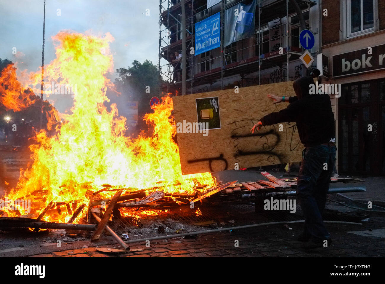Black Bloks provoke violent riots in Hamburg (Germany) to protest G20 ...