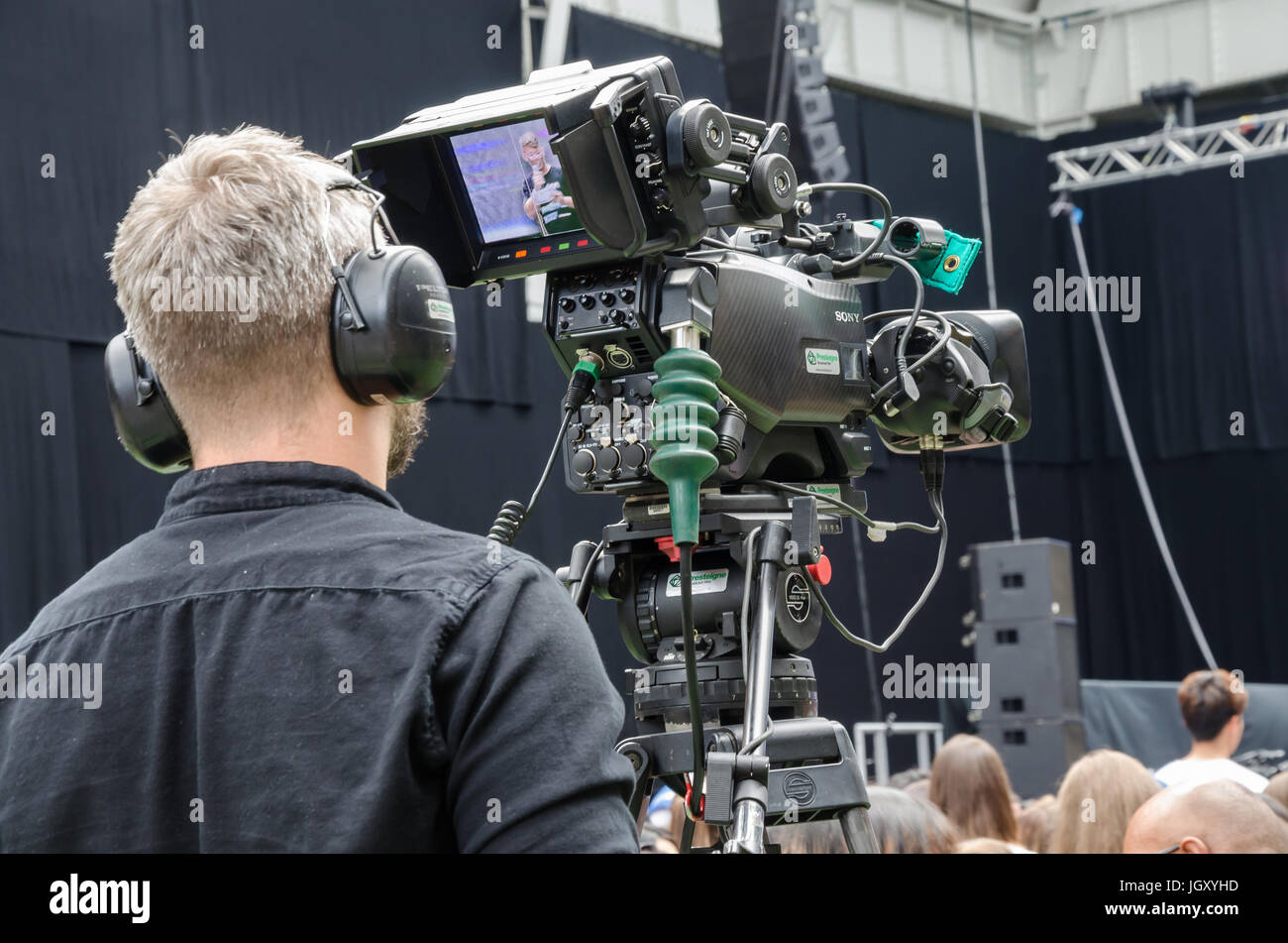 Tv television camera man cameraman hi-res stock photography and images ...