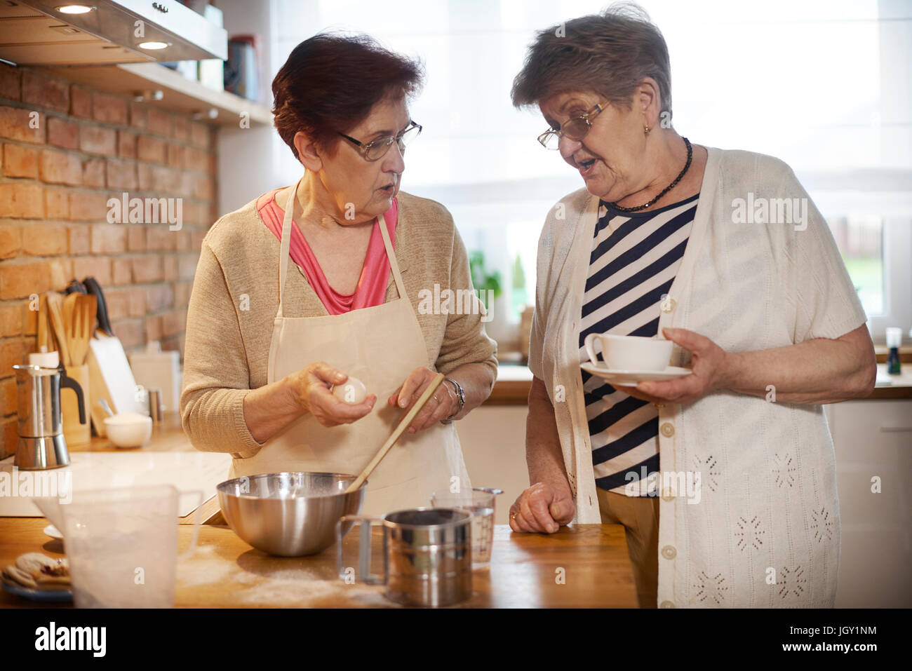 Women baking hi-res stock photography and images - Alamy