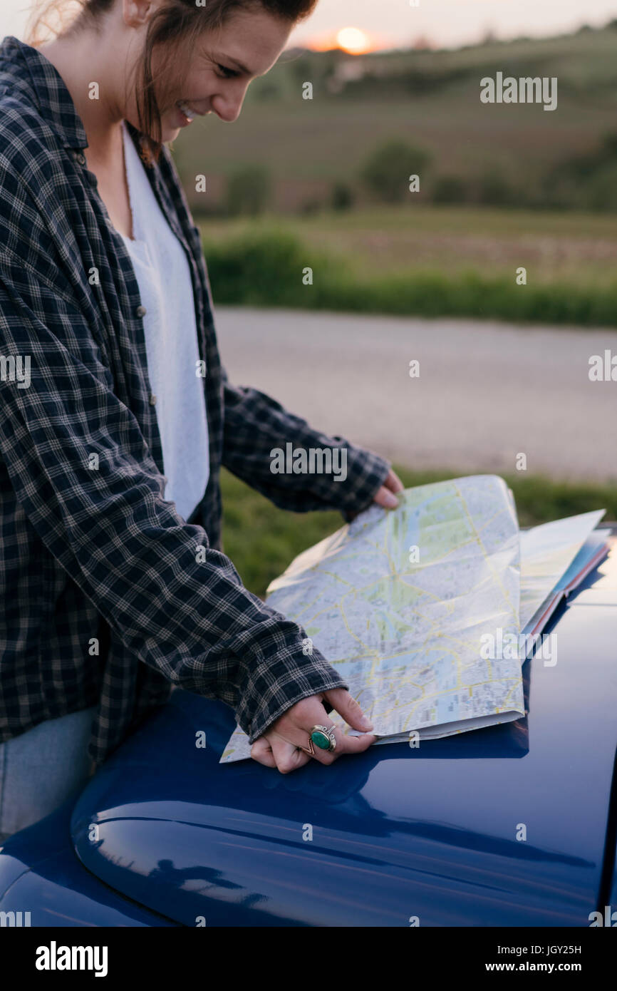 Woman reading tourist information hi-res stock photography and images ...