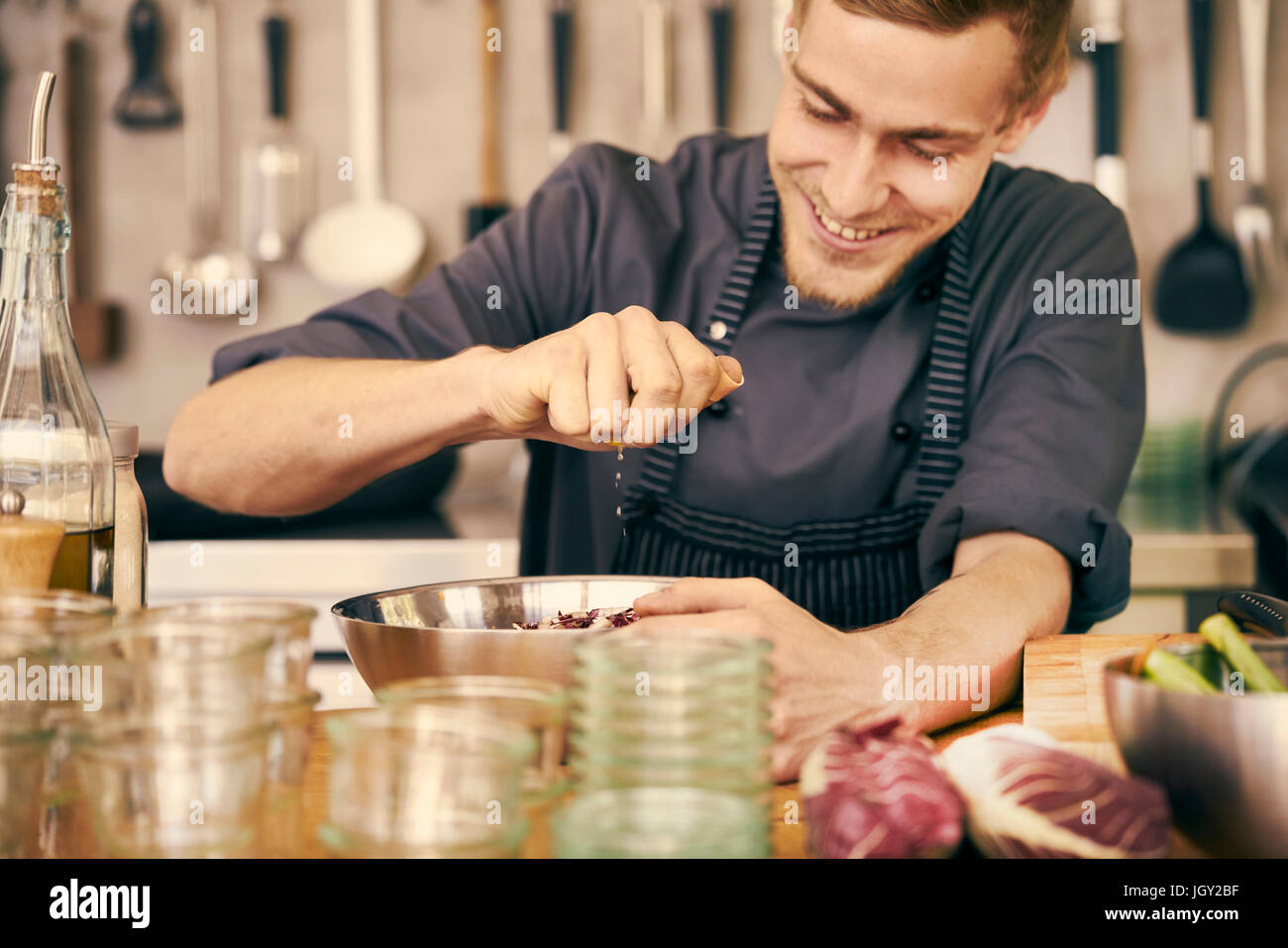 Squeezing fruit juice hi-res stock photography and images - Alamy