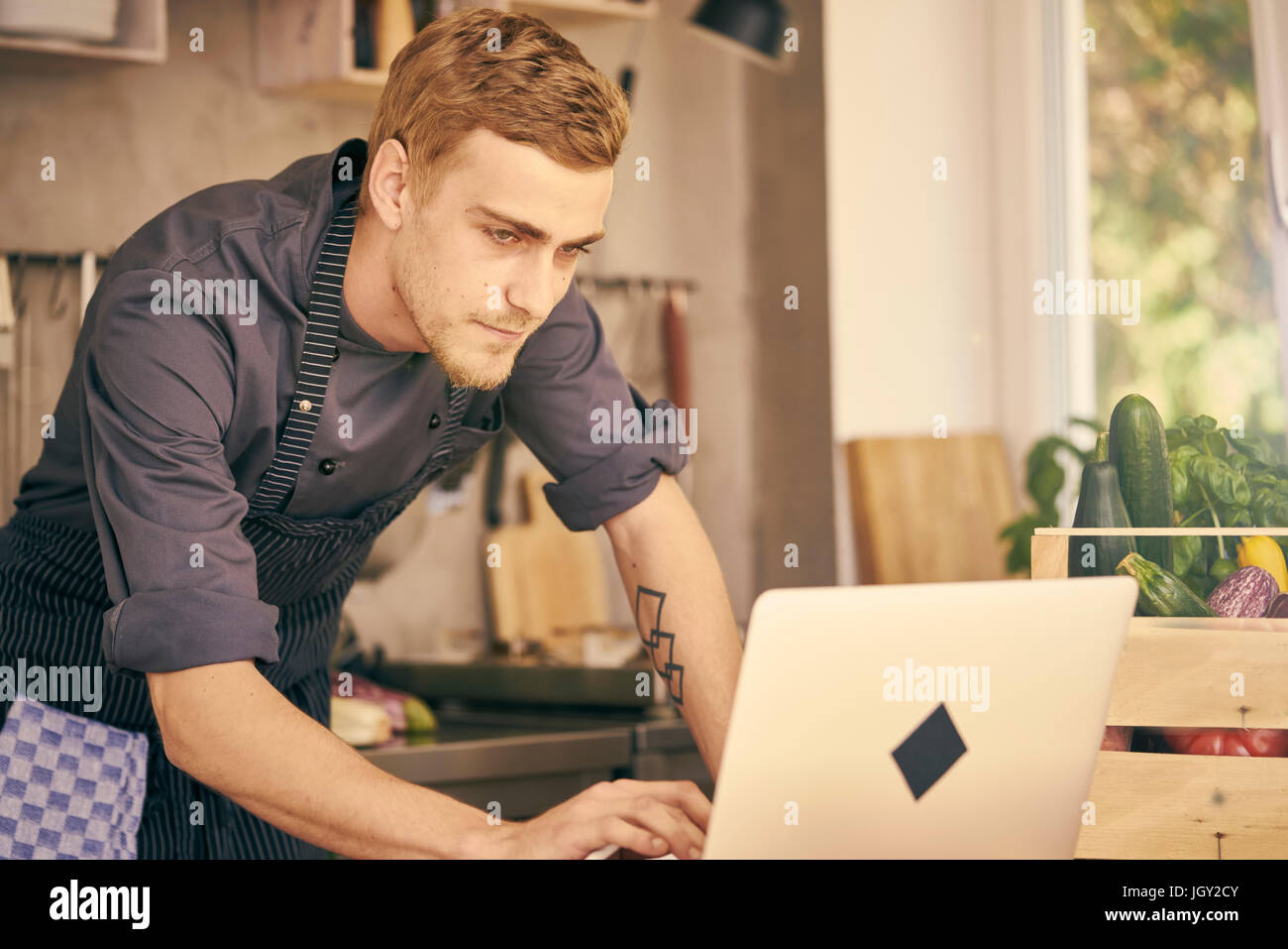 Chef using laptop Stock Photo - Alamy