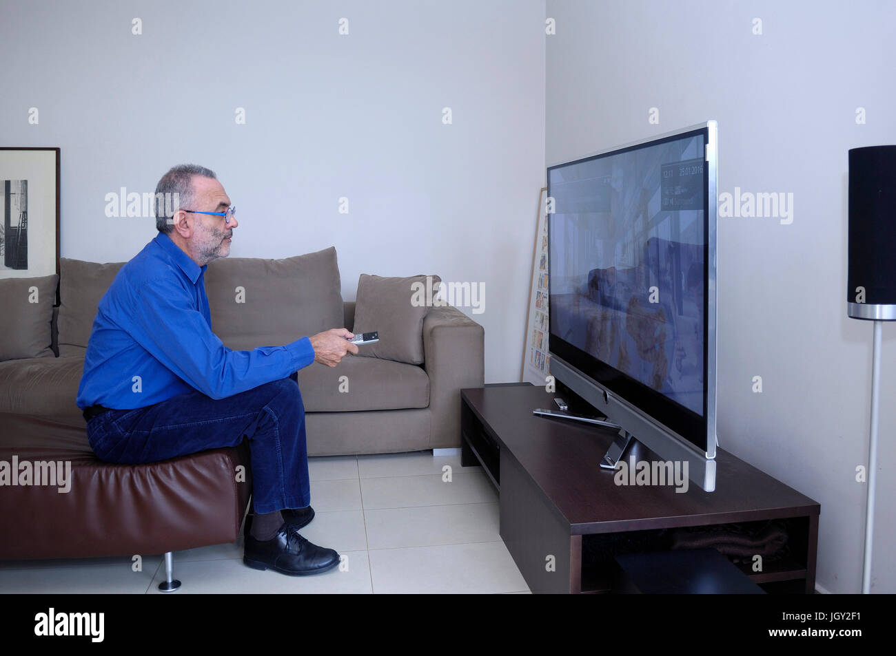 Mature man watching tv hi-res stock photography and images - Alamy