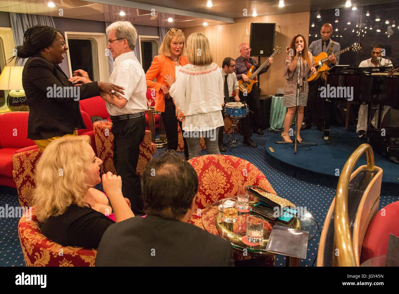 Cruise ship singer hi-res stock photography and images - Alamy