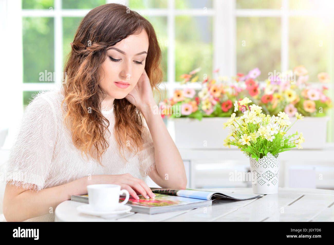 woman reading magazine Stock Photo - Alamy
