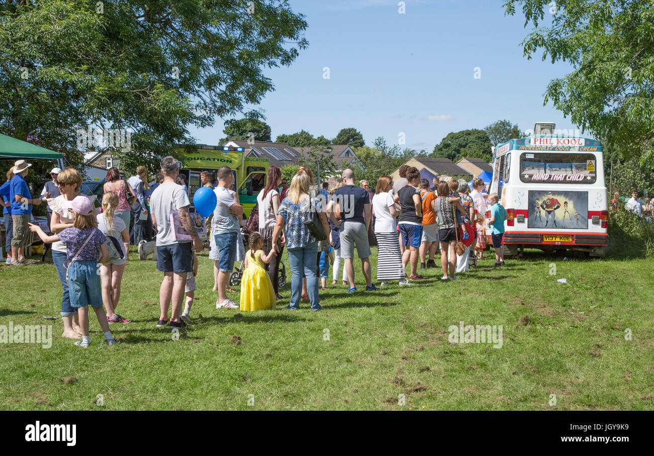 Children having ice cream hi-res stock photography and images - Alamy