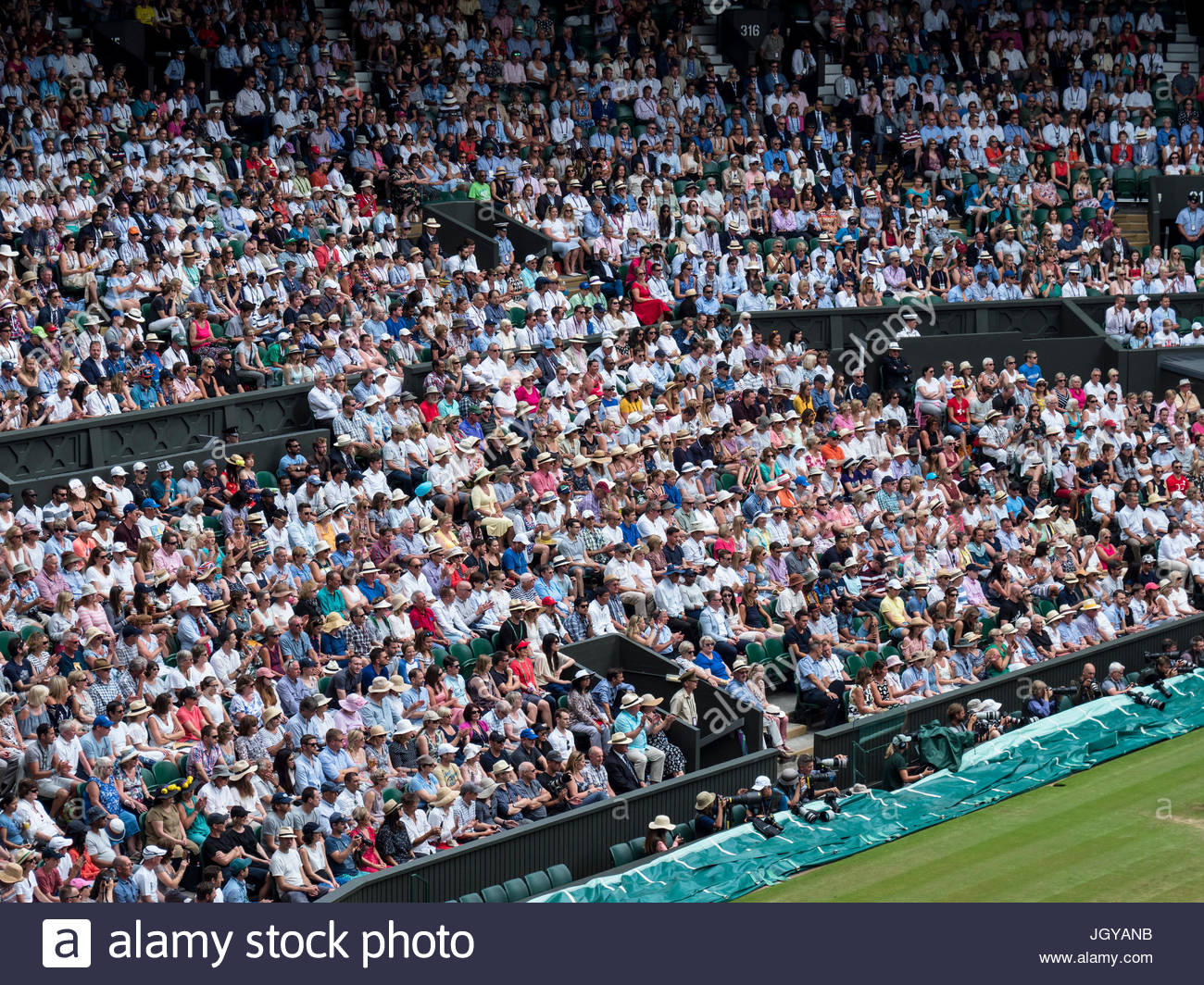 Wimbledon Crowd Stock Photos & Wimbledon Crowd Stock Images - Alamy