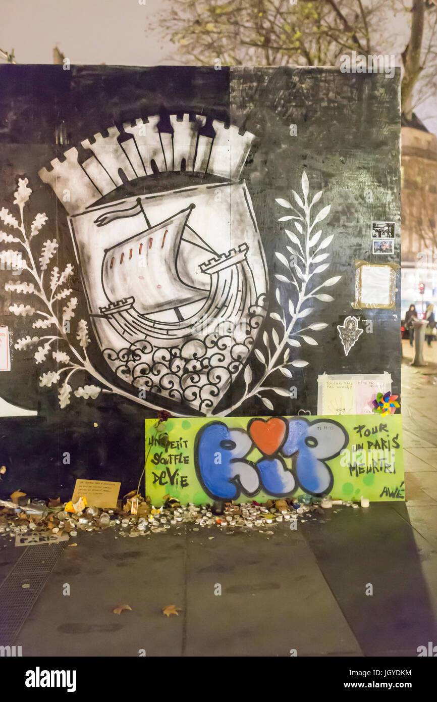 The boat symbol of Paris, fluctuat nec mergitur. Homage at the victims ...