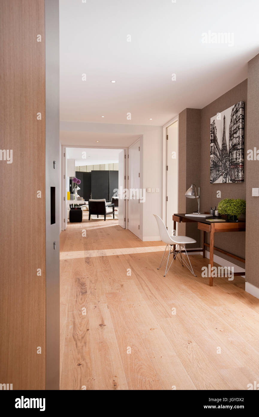 Sliding door hallway open hi-res stock photography and images - Alamy