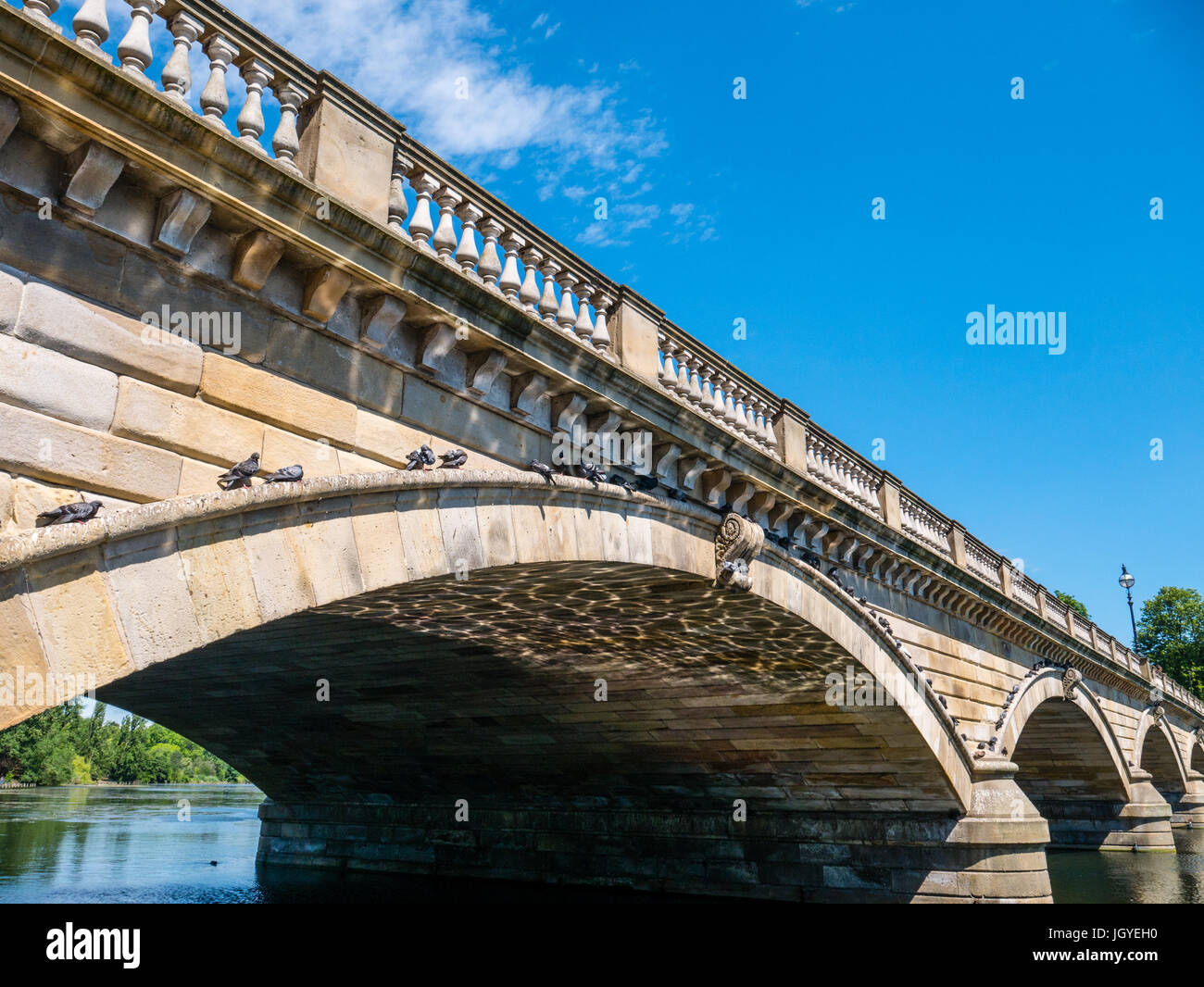 Serpentine bridge hyde park hi-res stock photography and images - Alamy