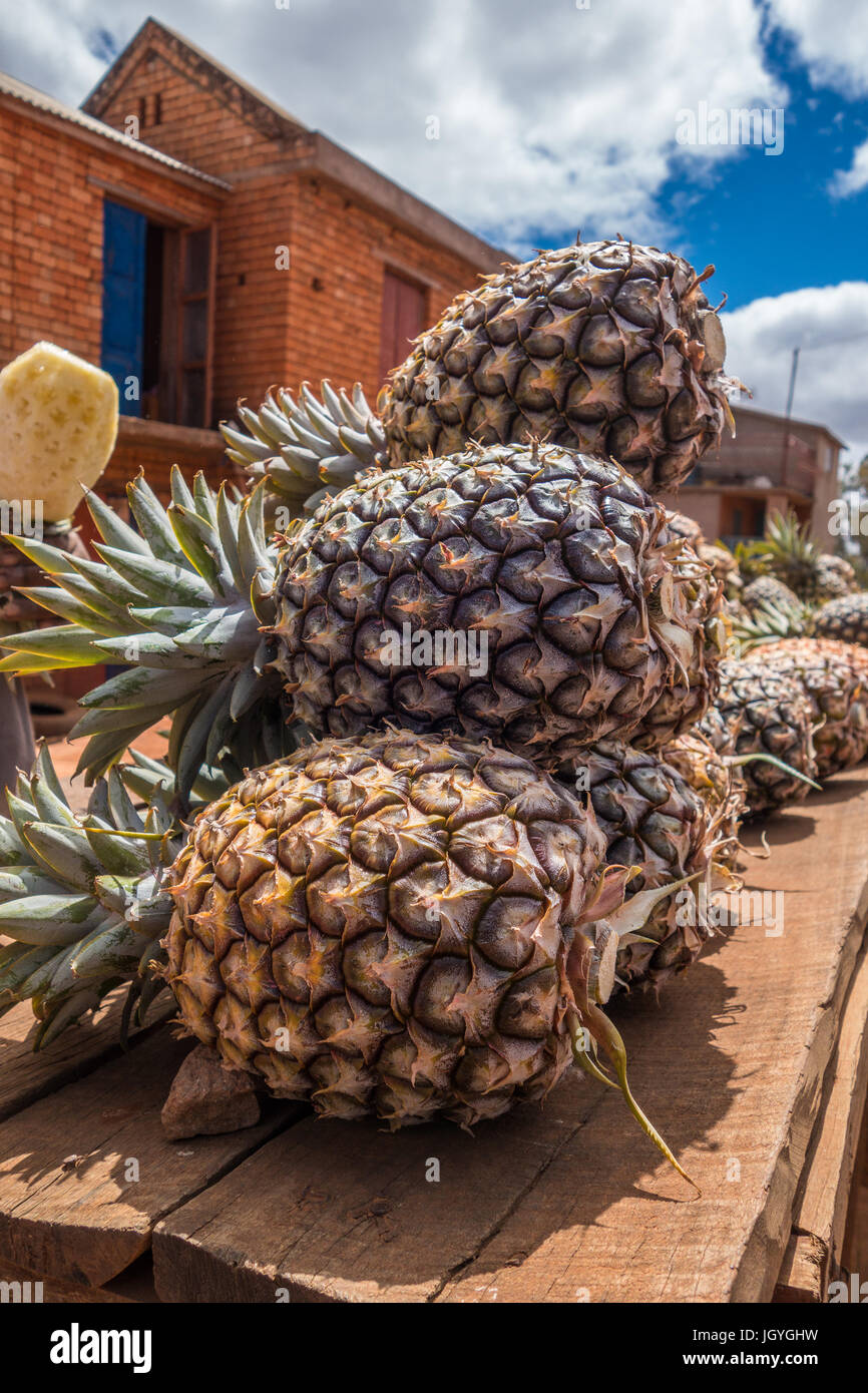 Pineapple stand hi-res stock photography and images - Alamy