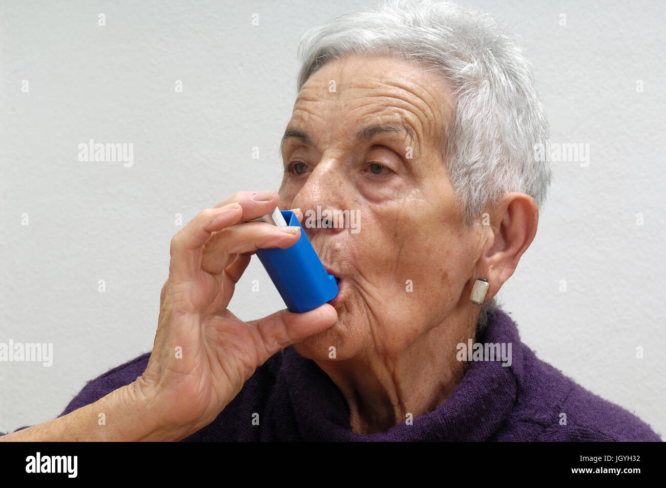 old woman with an inhaler Stock Photo - Alamy