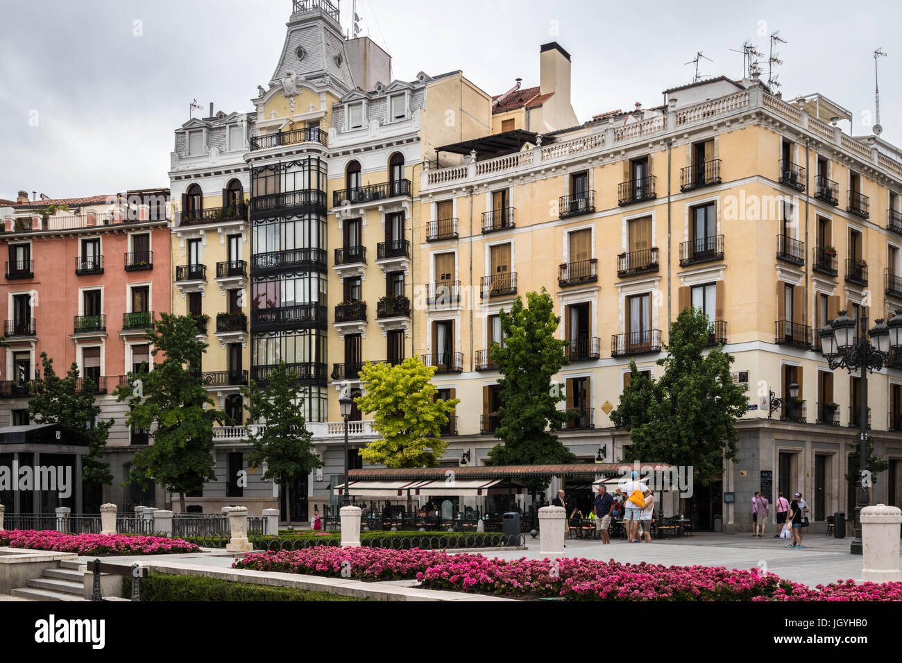 Yellow madrid buildings hi-res stock photography and images - Alamy