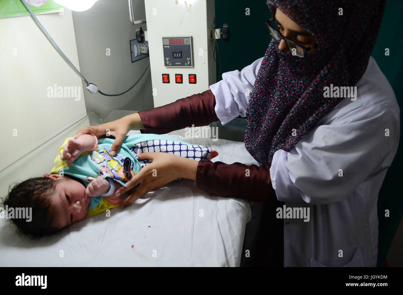Pakistani mothers with their new born infants at local hospital on the ...