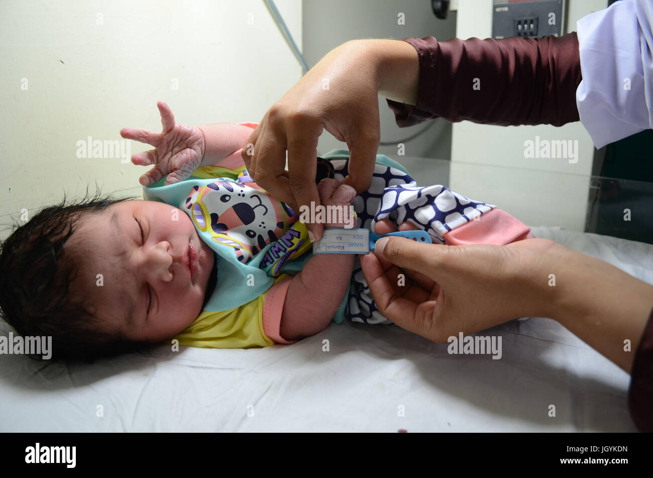 Pakistani mothers with their new born infants at local hospital on the ...